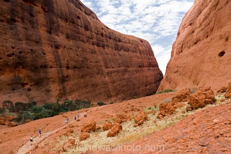Hikers, Waipa Gorge, Kata Tjuta, Uluru _ Kata Tjuta National Park ...
