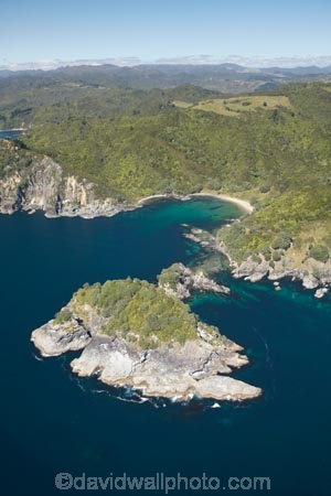 Waipapa Island and Tapuaetahi Bay ( Boat Harbour ), near Hot Water ...